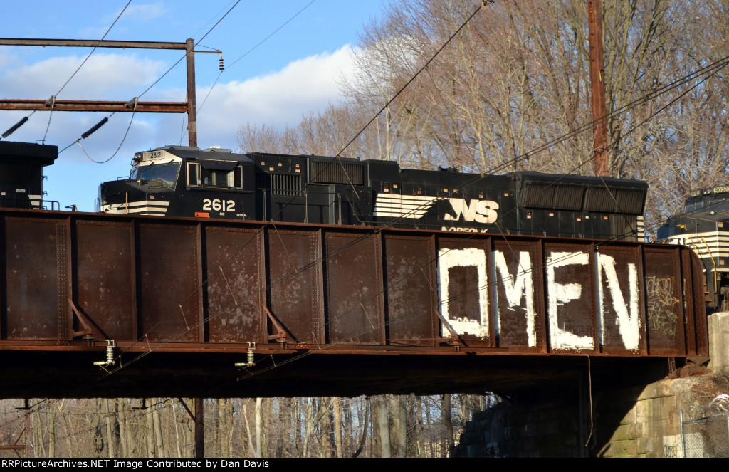 NS SD70M 2612 in the middle on 17G